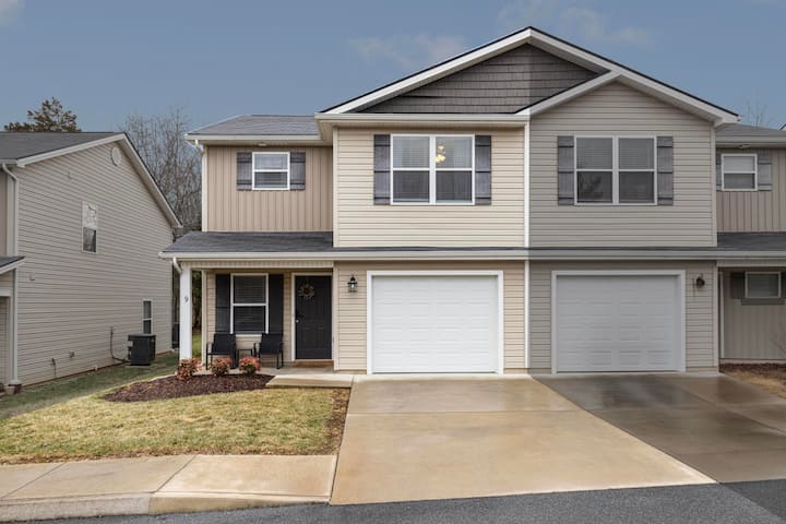3br 2.5ba Condo Near Downtown Jc - Johnson City, TN