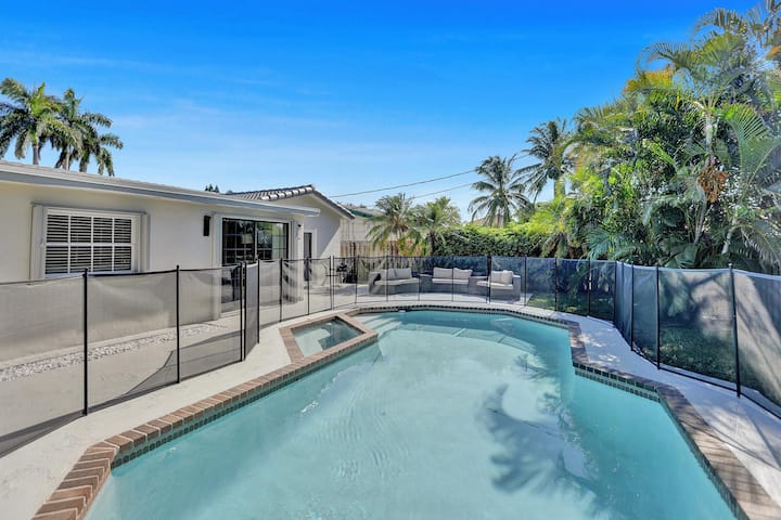 Lighthouse Point Oasis W Pool & Hot Tub Near Beach - Deerfield Beach, FL