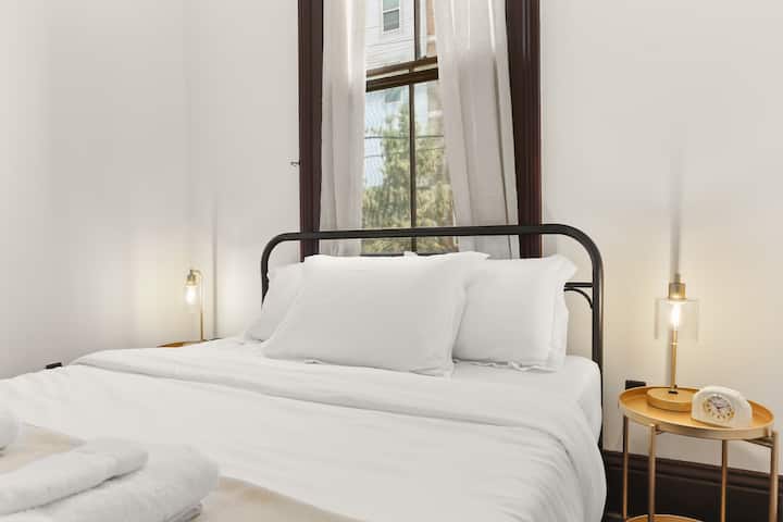 Queen Room In Midcity Guesthouse - Metairie, LA
