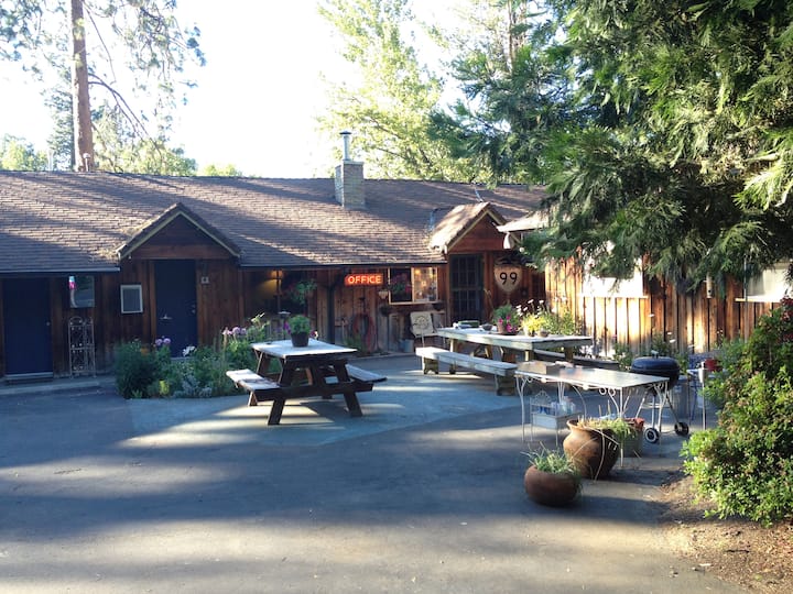 Motel Del Rogue River Suite #9 (Upstairs) - Grants Pass, OR