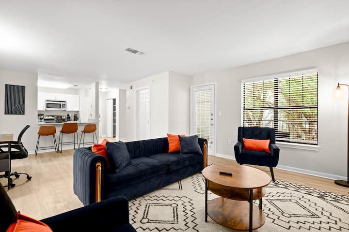 Family 3br Downtown ~ Pool ~ Gym ~ Parking ~ Sxsw - オースティン, TX
