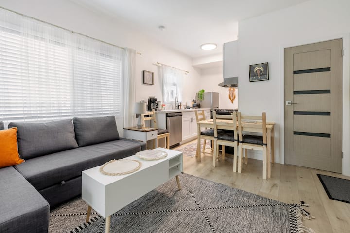 Boho Apartment – Steps To Venice Beach | Sleeps 4 - Venice Beach, CA
