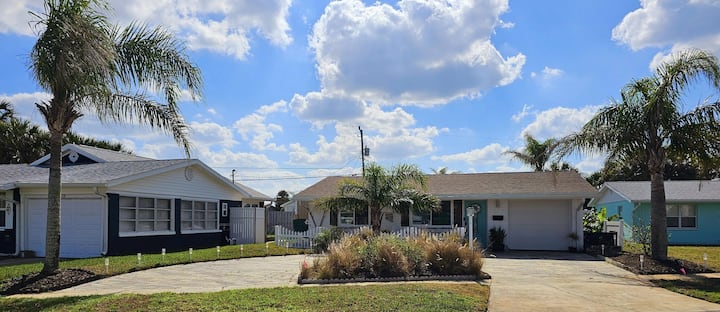 The Salty Mermaid Cottage - Ormond Beach, FL