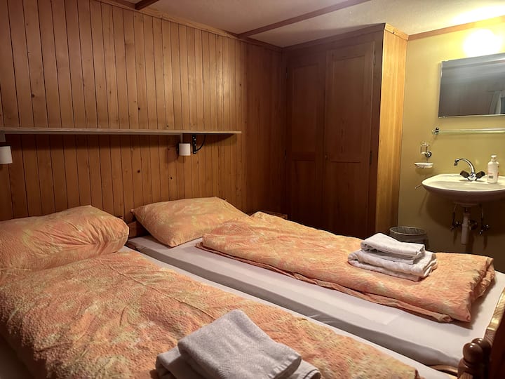 Room In Alps With Shared Toilet. - Engelberg