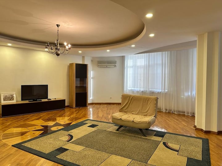Luxury 4-room Apartment - Bishkek