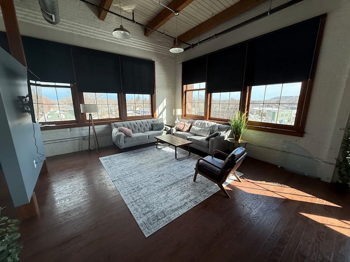 Spacious 1 Bedroom Loft! - Irondequoit Bay, NY