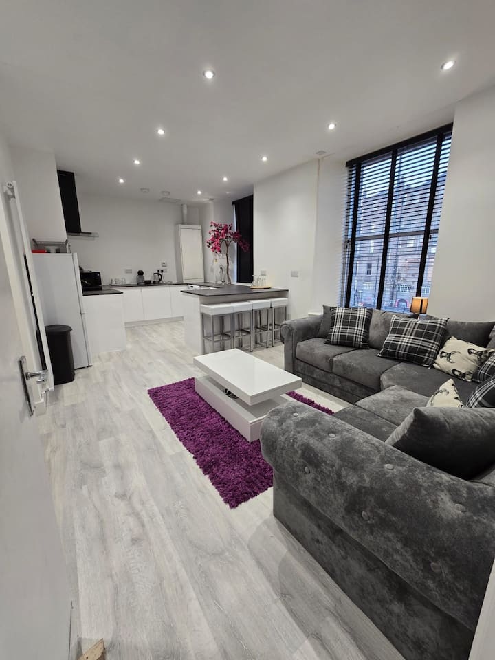 2 Bedroom Flat, Above Nightclub - 애버딘