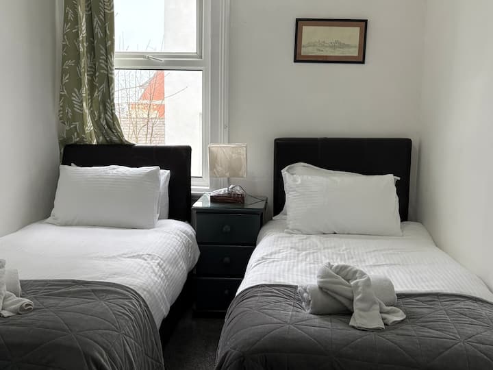 Room 5 Twin En-suite - Athol House (Bnb) - Isle of Man