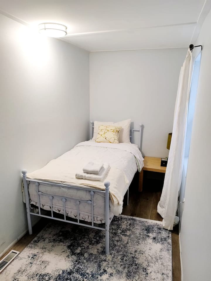 Cozy Little Room In Little Italy - Ottawa