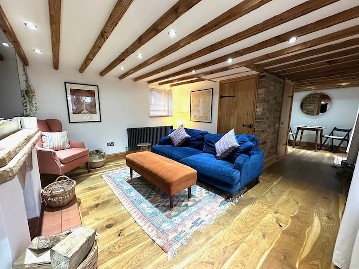 Country Cottage With Log Burner & Hot Tub - Leicestershire