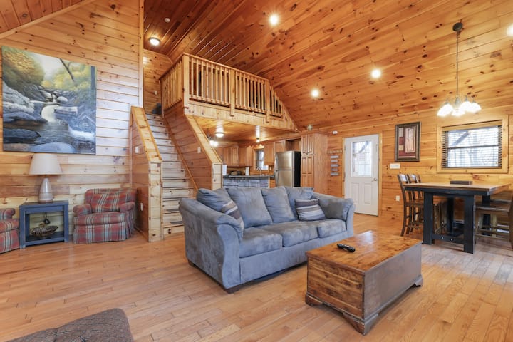 Freeland Ridge Cabin - Hot Tub - Game Room - Lausanne Township