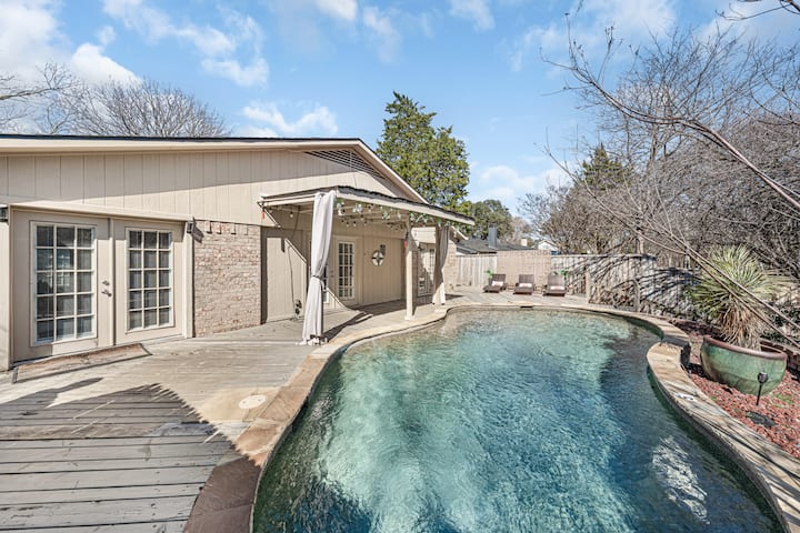 Elegant Ranch Escape + Pool - Garland, TX