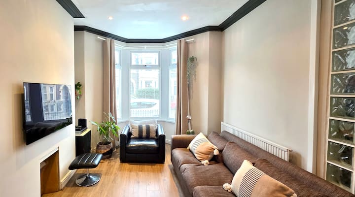 Stylish 2 Bed | Parking | Outside Space. - Cardiff