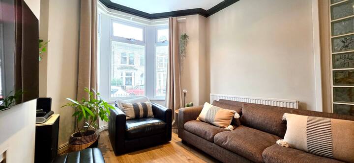 Stylish House - Free Parking & Outside Space - Cardiff