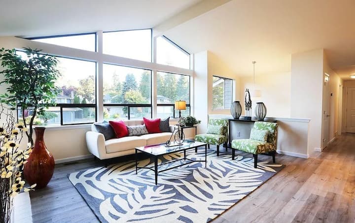 Maroon Villa: Fenced Yard, 5+3, Relocation Perfect - Snohomish, WA