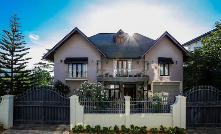 Luxury Villa In Hanthana, Kandy - Kandy