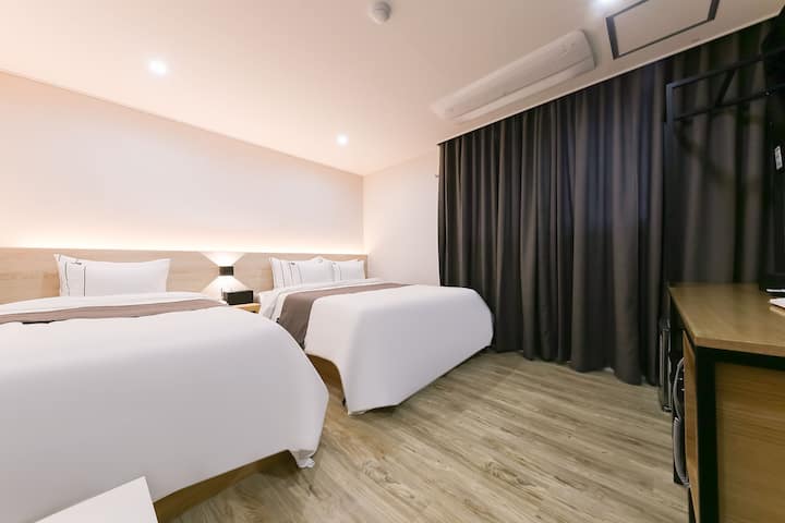 [드레호텔 대전 유성점] #트윈룸 #2베드 #유성온천역 #깔끔 #위생 #스마트Tv #테이블 - Daejeon