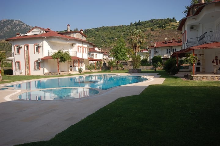 Riverside Triplex Villa With Garden & Pool - Alanya