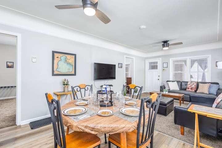New! Cozy Sportsmen's Bungalow - Roseville, MI