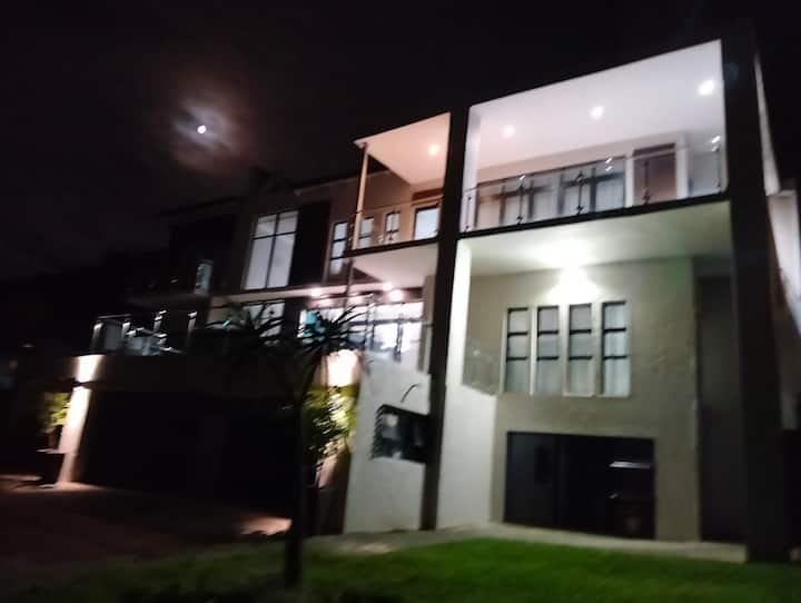 The Pearl Bnb
Self Catering - East London