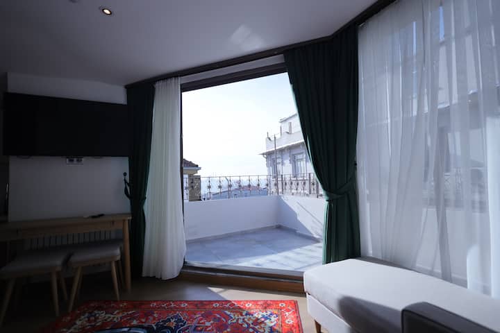 Terrace Suit 1+1 Flat At Galata - Estambul