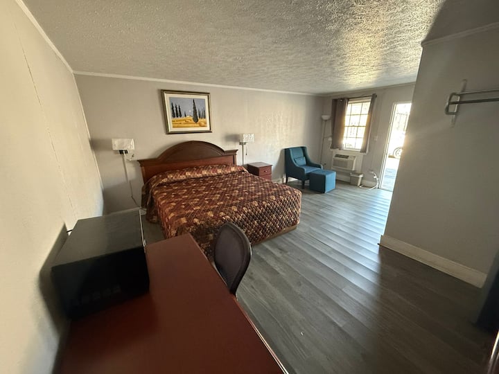 King Bed Smoking | Oyo Hotel Economy Inn Us-29 - Danville, VA