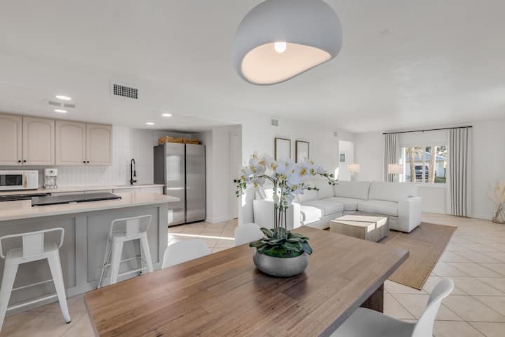 Modern Beach Villa Walk2 Flagler & Beach - New Smyrna Beach, FL