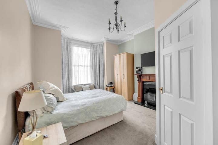 Seaside En-suite King-size Room - Cleethorpes