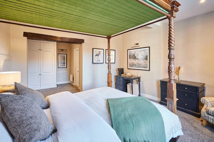 #2 - 4 Poster Bed At The Raven Aparthotel - Ironbridge