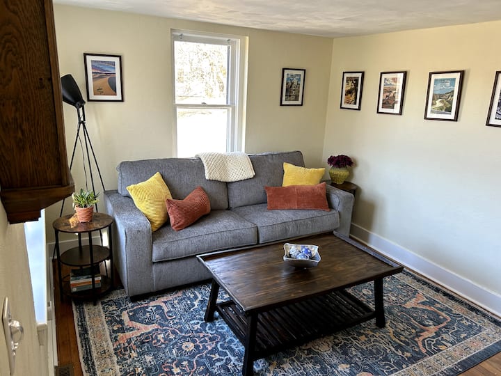 Quaint Cottage Retreat - Newtown, CT