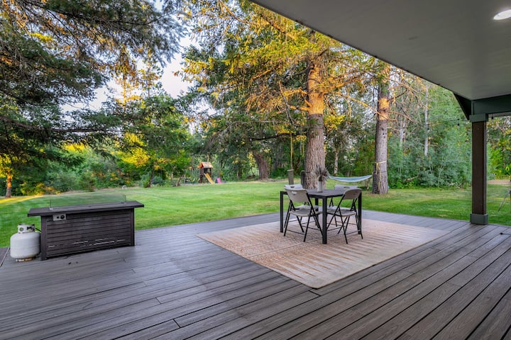 Cozy Riverfront Retreat Near Grants Pass | Hot Tub - Cave Junction, OR