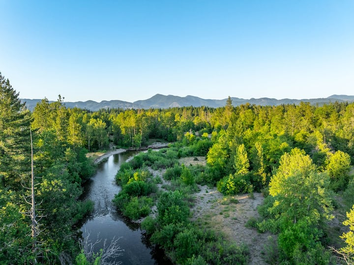 Riverfront Retreat With Hot Tub - Cave Junction, OR