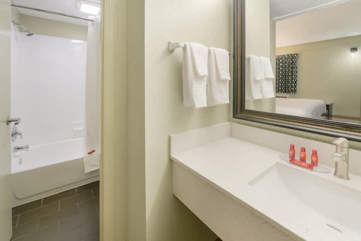 Cozy 1 Room Hotel In Charming Downtown & Ft. Moore - Columbus, GA
