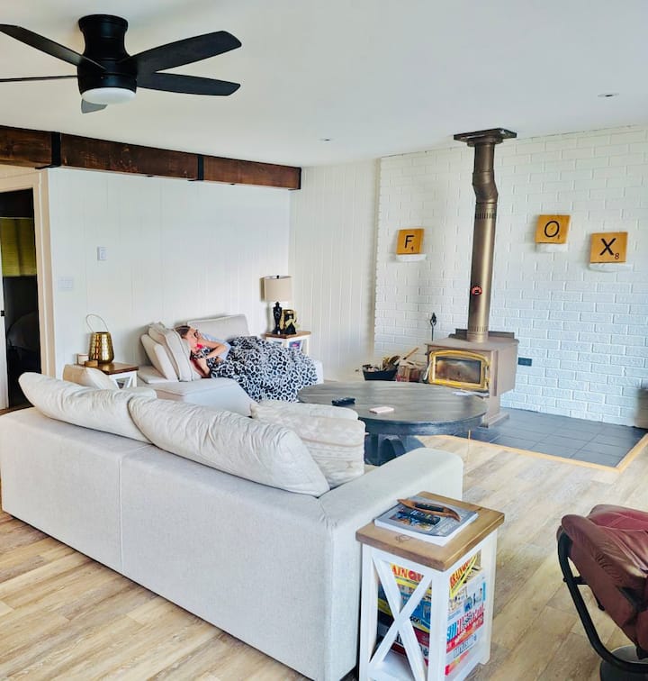 Chic Waterfront Muskoka Cottage - Huntsville