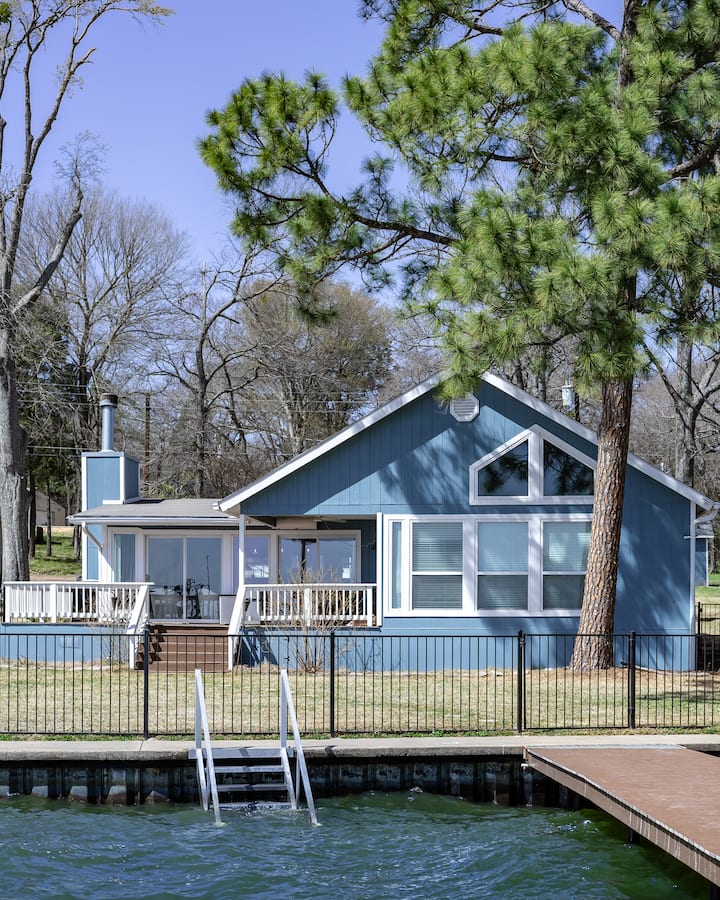 Cozy Lakefront Cottage - Cedar Creek Lake - Log Cabin, TX