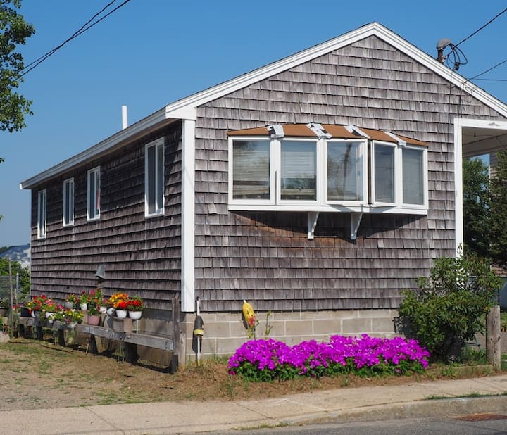 Sandy Toes Salisbury Beach Cottage - Salisbury, MA