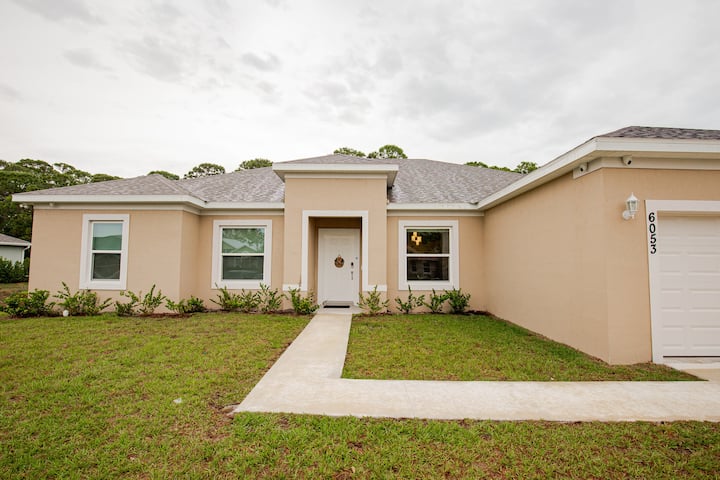 Port St. Lucie Cozy Retreat - Fort Pierce, FL