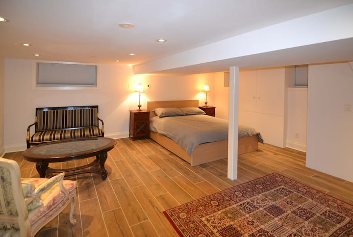 Bachelor Midtown Apartment - Toronto