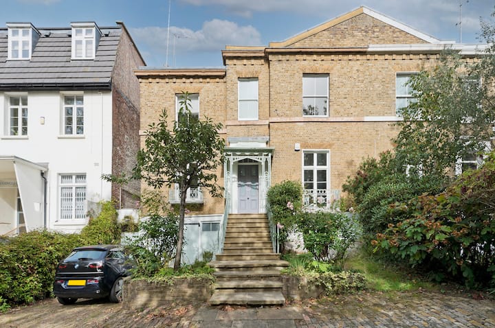 Spacious 5 Bedroom Period House - Caledon