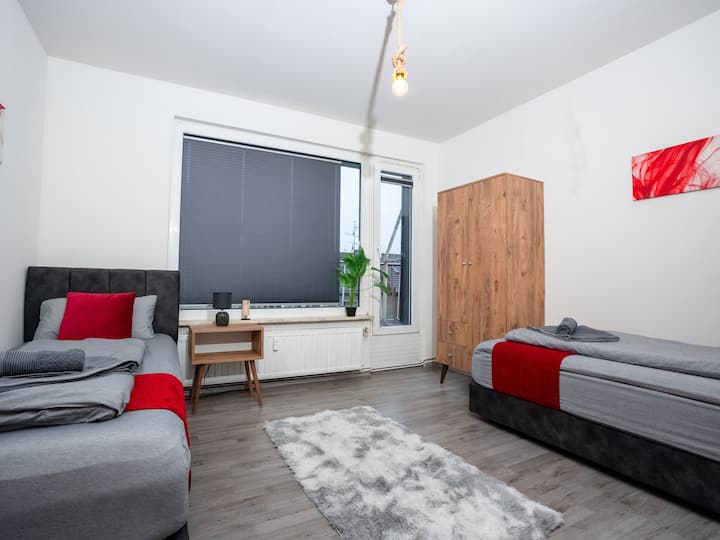 Livemore24 - Space In Duisburg 24/7 Check-in - Oberhausen