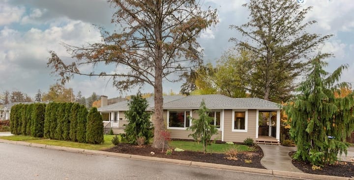 Stylish 2-bed Modern Home: Ski, Dine, More! - Kelowna