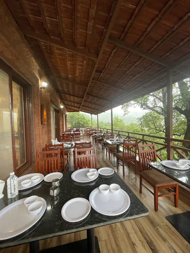 Deluxe Room In Waves & Vibes - Lavasa