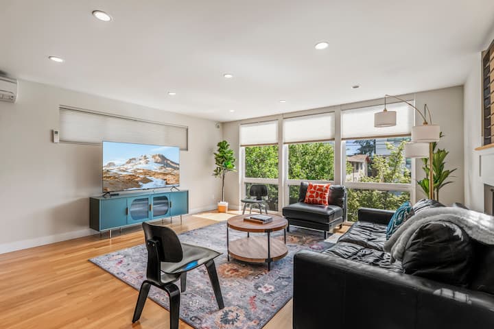 Modern Townhouse | Breweries, Bites & Pickleball - Seattle, WA