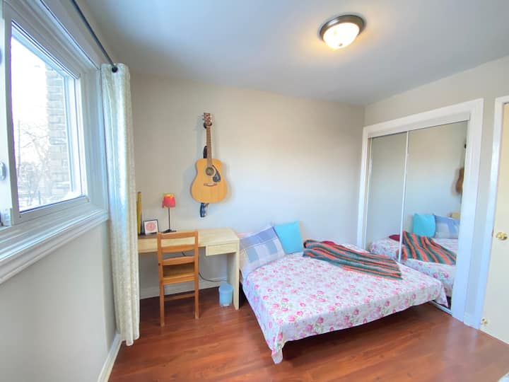 Cozy Bedroom On 2nd Floor - Mississauga