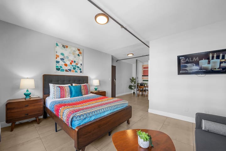 Bright Queen Studio | Full Kitchen + Beach Extras! - South Beach, FL