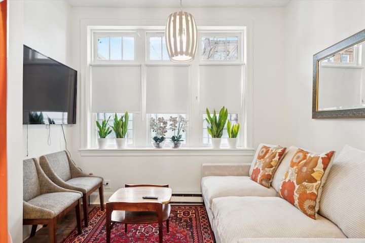 Stylish & Cozy Cedar Prk Retreat - Philadelphia, PA