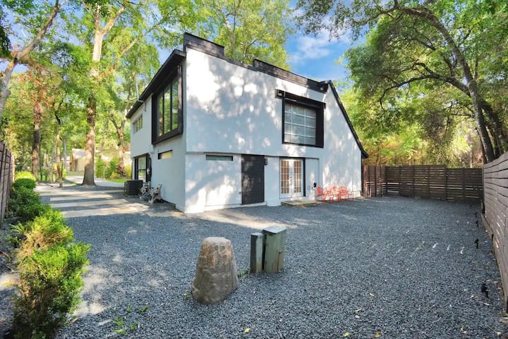 Private Secluded Modern & Clean - The Woodlands, TX