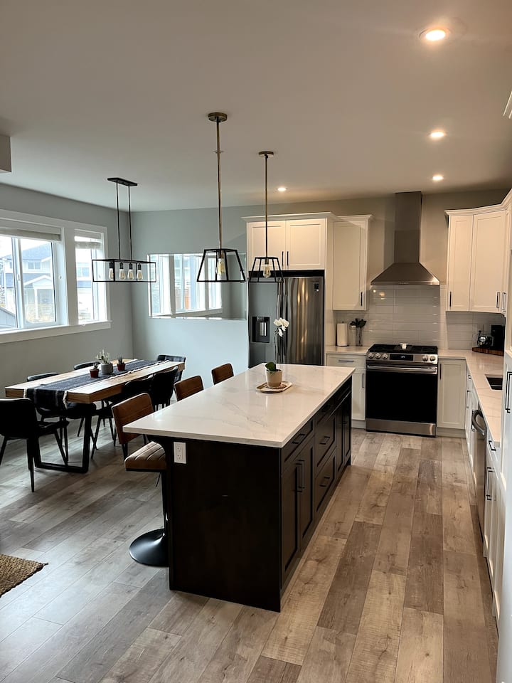 Bright & Spacious Modern Retreat - Chilliwack