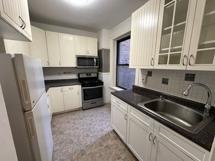 Cozy Corner: Midtown Convenience - New York