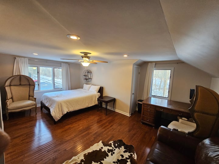 Charming Private Bedroom & Bath - Barrington, IL